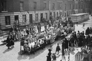 Residenti ta’ Tilloch Street f’Islington Londra waqt tea party biex tiċċelebra l-1945