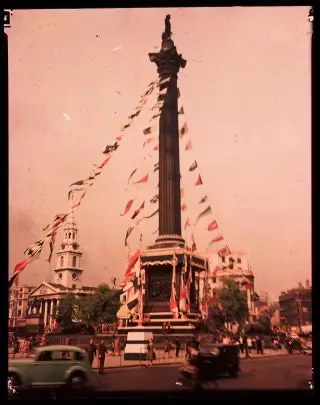 Trafalgar Square à Londres couvert de banderoles et décoré de drapeaux des puissances alliées