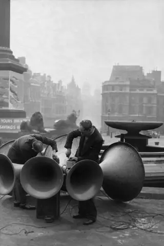 Des hommes installant des haut-parleurs à Trafalgar Square par lesquels le discours du King's VE Day serait relayé