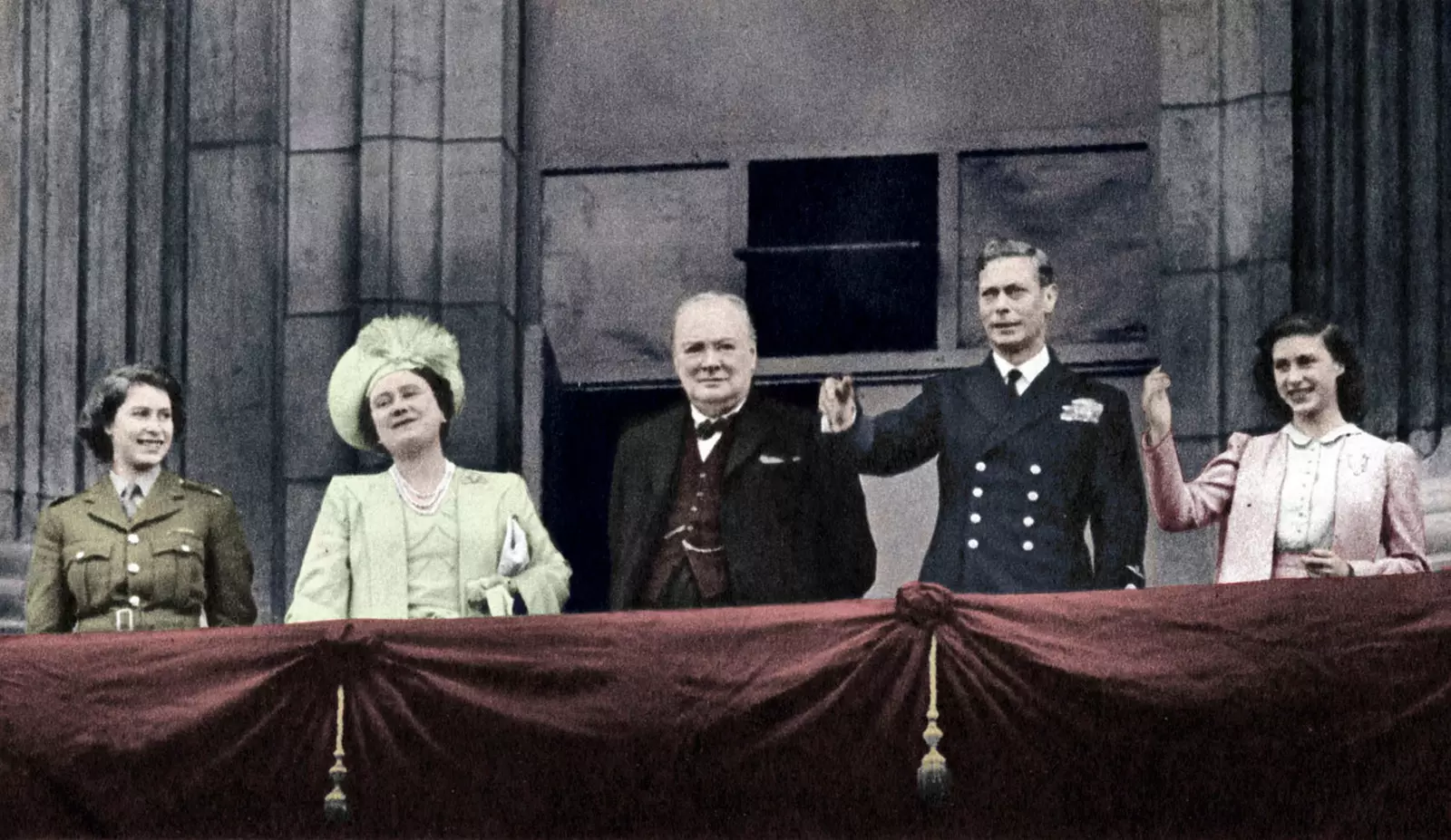 Il re, la regina e Churchill con le principesse Elisabetta e Margherita sul balcone di Buckingham Palace il VE Day 1945