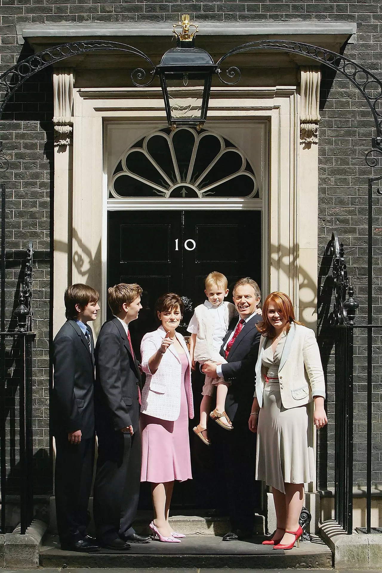 Premiér Tony Blair pózuje fotografům spolu s manželkou Cherie a syny Nicky Euan Leo a dcerou...