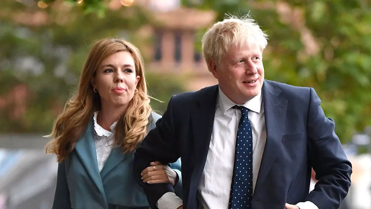 Ännu en sommar för Boris och Carrie när PM planerar för semester i Storbritannien