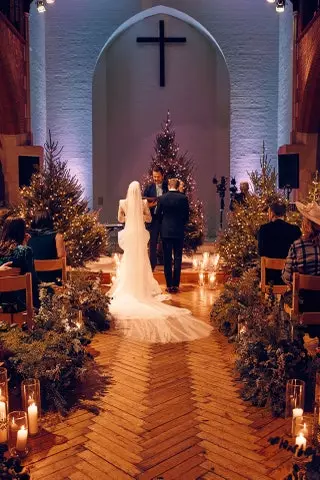 O serviço de casamento ocorre na Igreja St Albans em Fulham, conduzido pelo reverendo Pat Allerton. Uma versão deste...