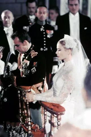 Grace Kelly kaj Princo Rainier III de Monako 1956 Fabelunuiĝo de Holivudo-reĝeco kaj fakta reĝeco Grace...