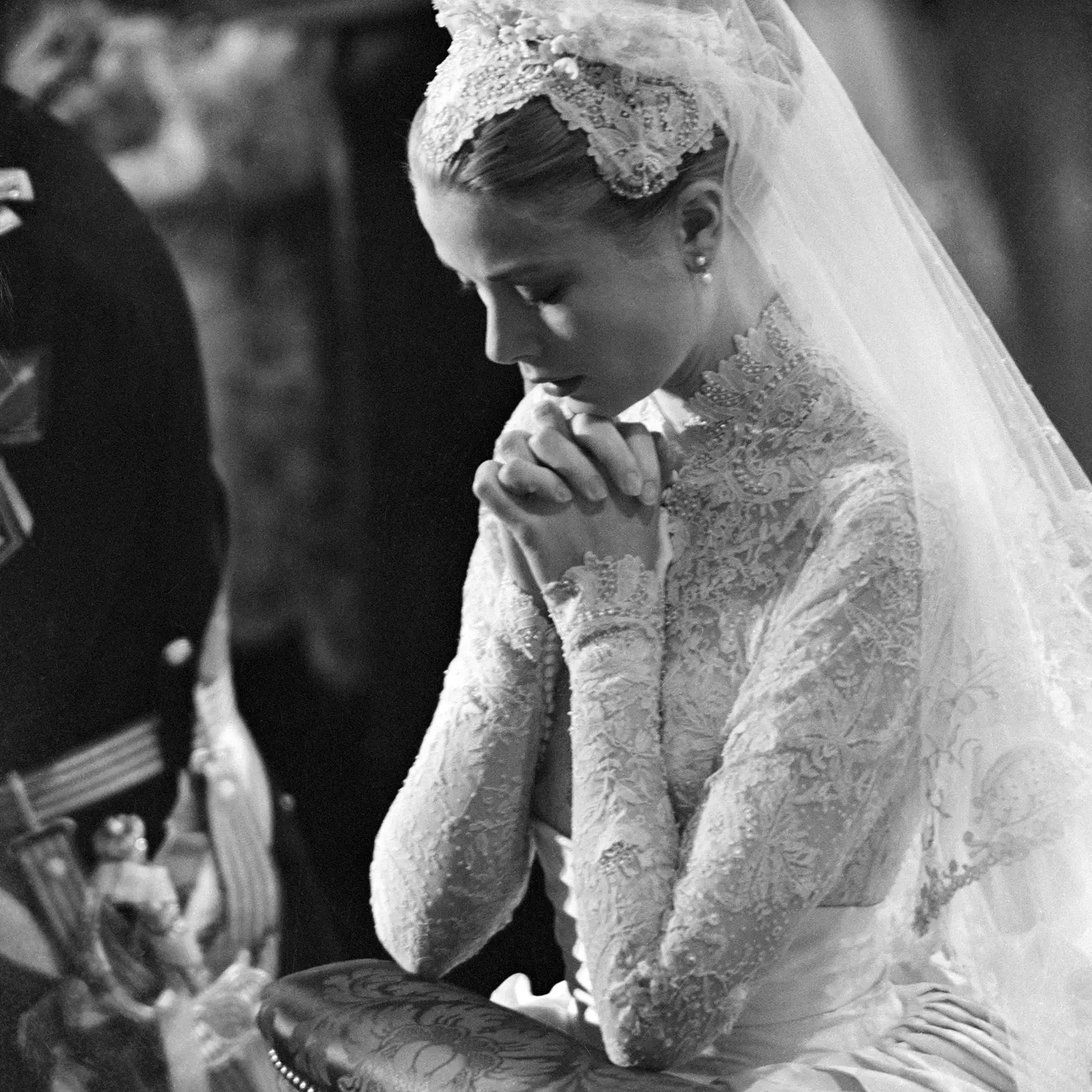 Tsatanetsatane wa lace pa diresi laukwati la Grace Kelly