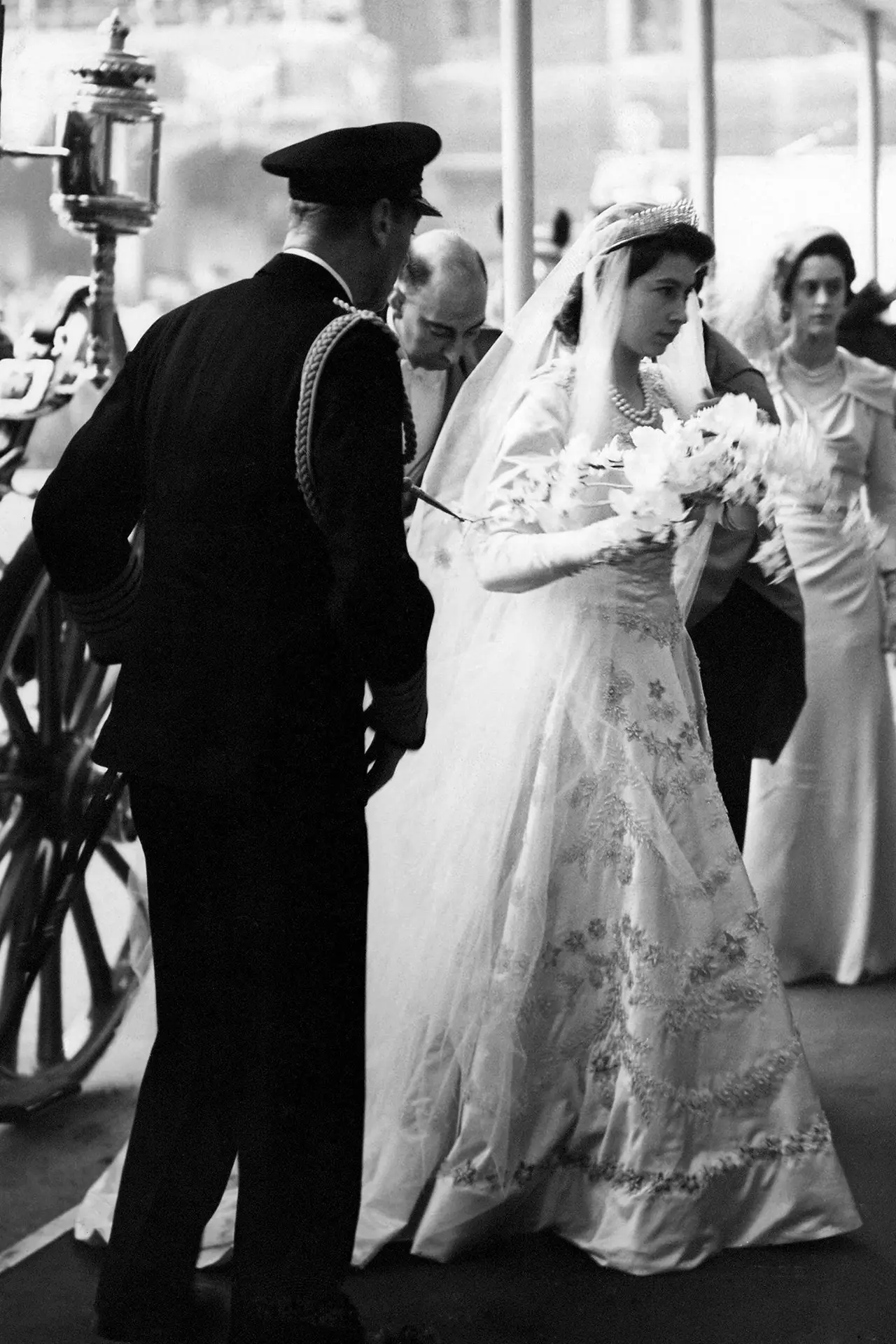 Princesha Elizabeth mbërrin në Westminster Abbey me babain e saj Mbretin George VI