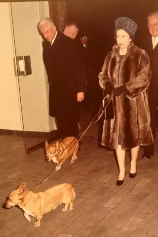 1968 Drottningen med sin Corgis på Liverpool Street Station