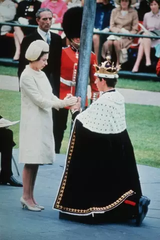 1969 Malkia Elizabeth II akimvisha taji mtoto wake wa Mfalme wa Wales wakati wa sherehe yake ya uwekezaji katika Kasri ya Caernarvon