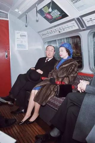 1969 La Reĝino vojaĝante sur la Londonan metroon post oficiale malfermado de la Victoria Line-servo