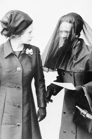 1972 Malkia akiwa na Duchess wa Windsor kwenye mazishi ya Duke wa Windsor