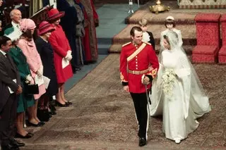 1973 Prinses Anne en Mark Phillips stap saam die paadjie af nadat hulle by die Westminster-katedraal getroud is