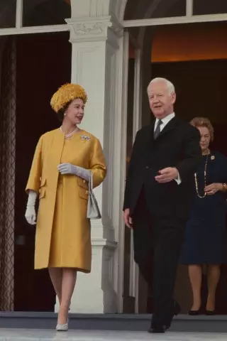 1965 Mofumahali Elizabeth II le Mopresidente oa Jeremane Bophirima Heinrich Lubke nakong ea ketelo ea hae Jeremane Bophirima