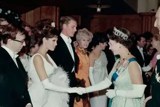 1966 Amerikaanse aktrise Raquel Welch skud hande met koningin Elizabeth II by 'n Royal Film-opvoering