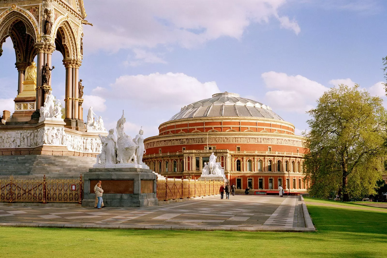 Albert Memorial dhe hyrja veriore në Royal Albert Hall