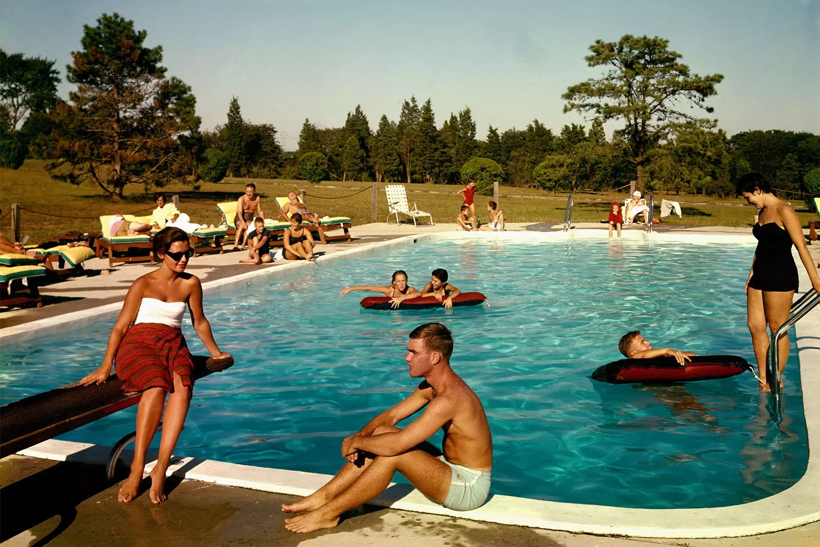 Personas en una piscina al aire libre en Southampton, Nueva York, 1960