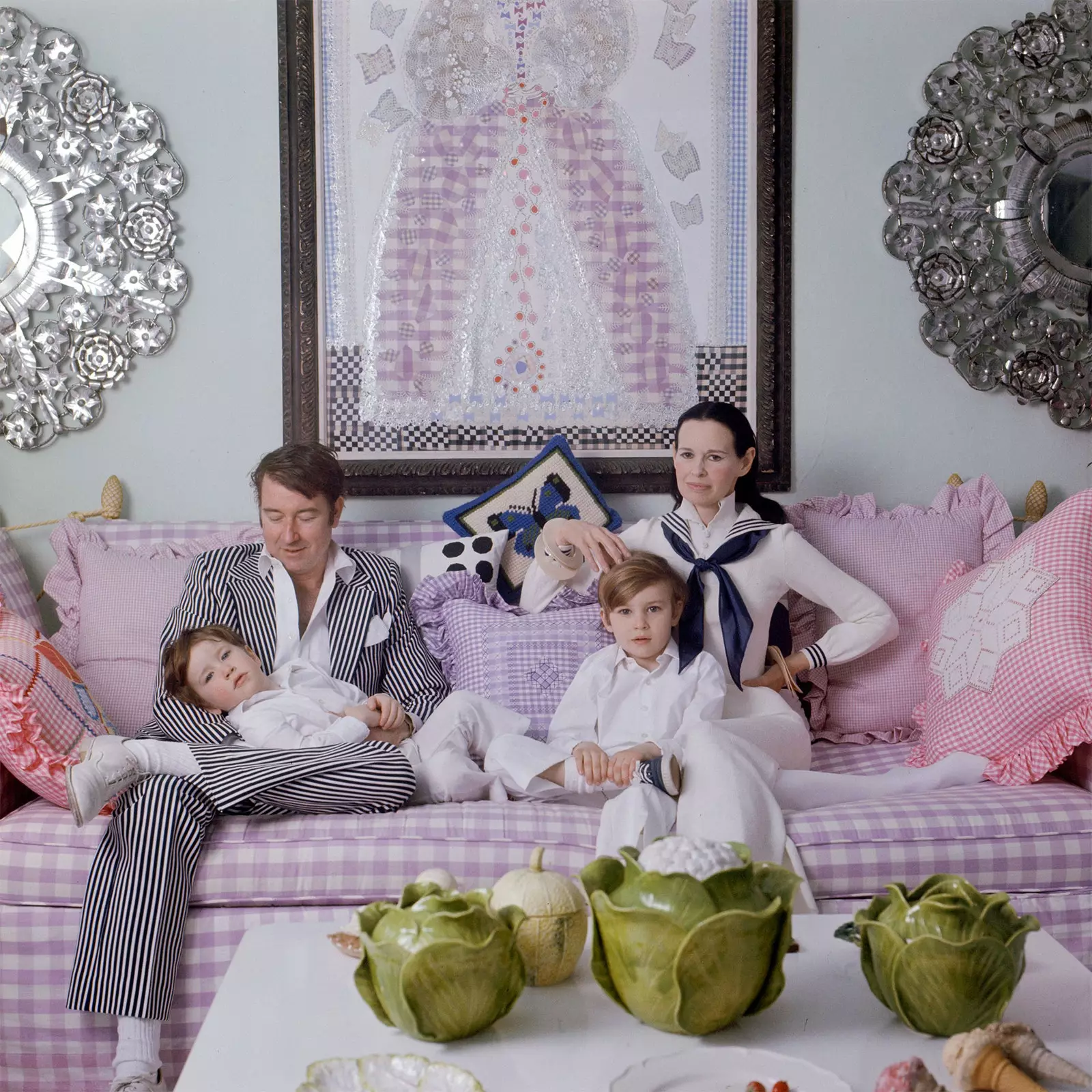 L'acteur Wyatt Emory Cooper et l'héritière Gloria Vanderbilt Cooper avec leurs fils Carter et Anderson Cooper chez eux...