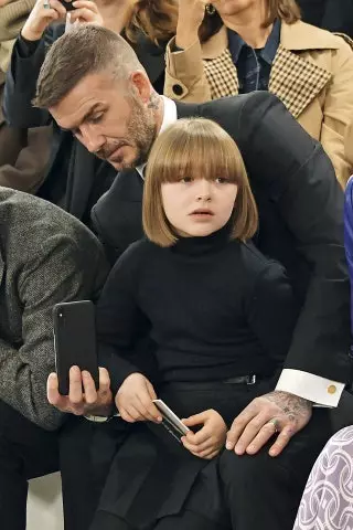 4. Harper Beckham Dheweke mung pitung nanging wis dadi pertandhingan frontrow karo bob mini Anna Wintour dhewe. Jet antarane LA ...