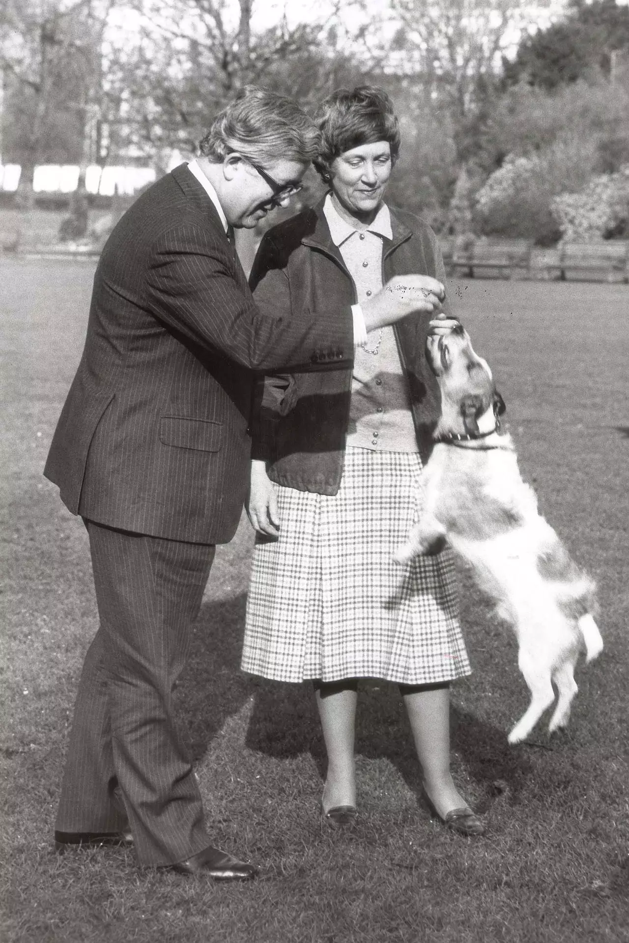 Geoffrey Howe miaraka amin'ny vadiny Elspeth Howe sy ny teti-bolan'izy ireo Jack Russell