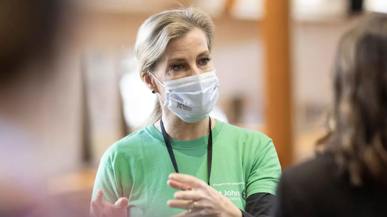Royals to the Rescue: La contessa di Wessex trascorre il compleanno di volontariato al Vaccination Center