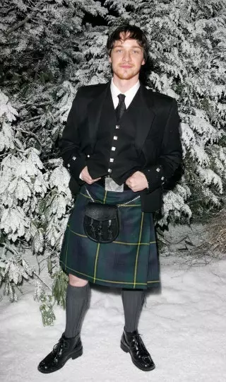 James McAvoy beviser for oss at han faktisk ikke er Mr Tumnus ved å ha på seg kilt og vise oss at han har normale menneskebein.