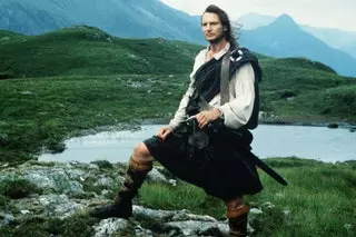 Kedu onye chọrọ ka ya na Liam Neeson na-efegharị ugwu dị ka Rob Roy Onye chọrọ inyere ya aka ịtụba caber ya ma fesa n'ime ya ...