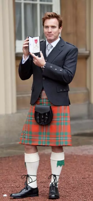 Ewan McGregor na maua le OBE lea e lona lua i le mea moni na ia alu atu e aoina mai le ofuina o se kilt. masalo...