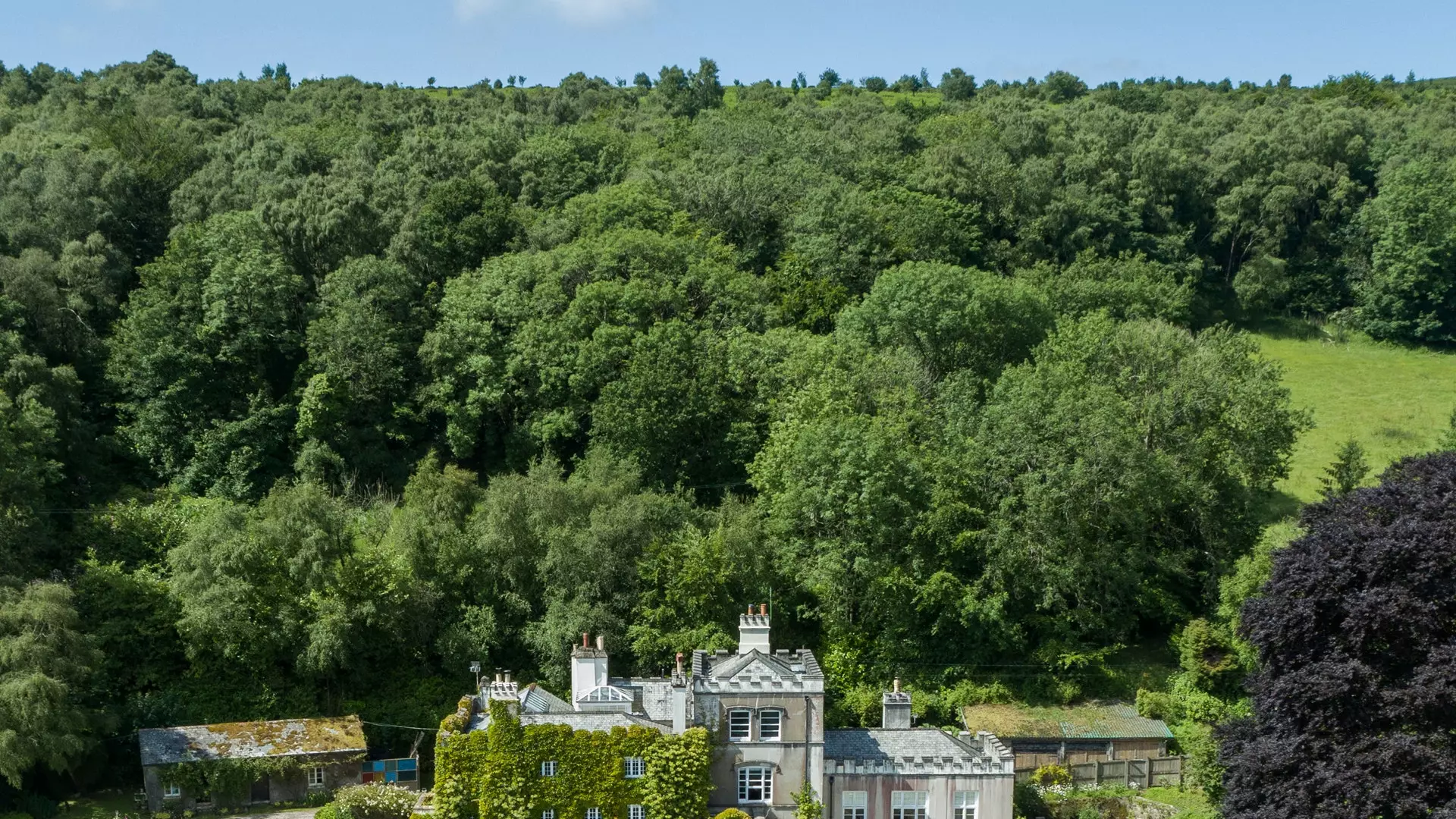 Iyi manor yahoze ari umwami muri parike ya Dartmoor yageze ku isoko