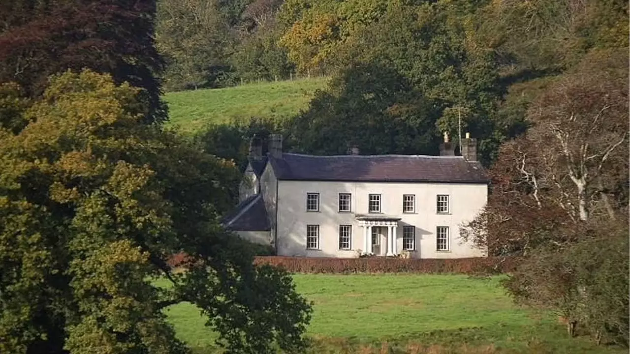 E georgescht Landhaus an der Géigend vum Waliser-Immobilie vum Prënz Charles kënnt op de Maart (mat Bijoue, déi rumoréiert sinn am Terrain verstoppt ze sinn)