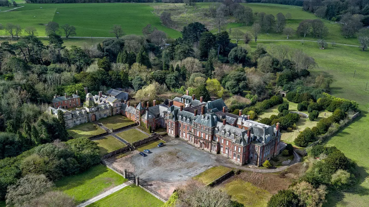 E 'ngoe ea matlo a maholohali a Wales a hahiloeng Versailles kajeno e rekoa ka £850k