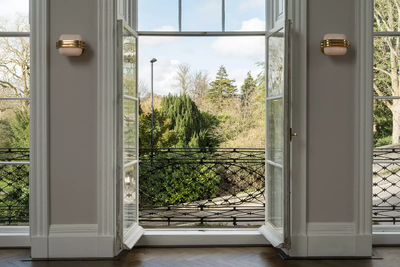 Ventanas de guillotina altas y puertas francesas que dan a un balcón