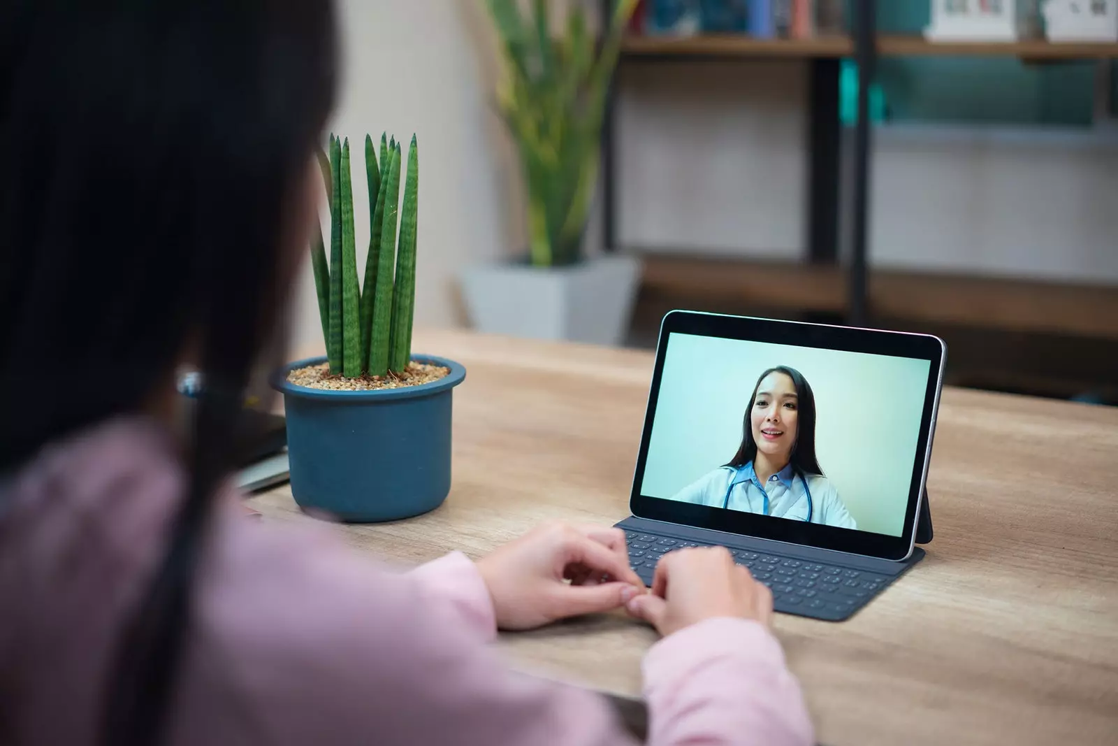 Retounen nan travay operasyon kosmetik tandans ogmante nan pwosedi Zoom videyo konferans klinik