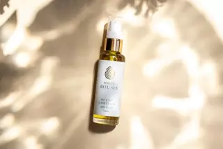 رومن ريٽسس Intense Hair Elixir 9 قيمتي نامياتي تيل کي گڏ ڪري ٿو جيڪي هر هڪ وار جي مختلف پرت کي نشانو بڻائين ٿا ...