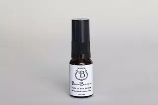 O sérum facial para ollos a base de plantas de Bishop Botanicals contén péptidos activos que calman o extracto de pepino de aloe vera e...