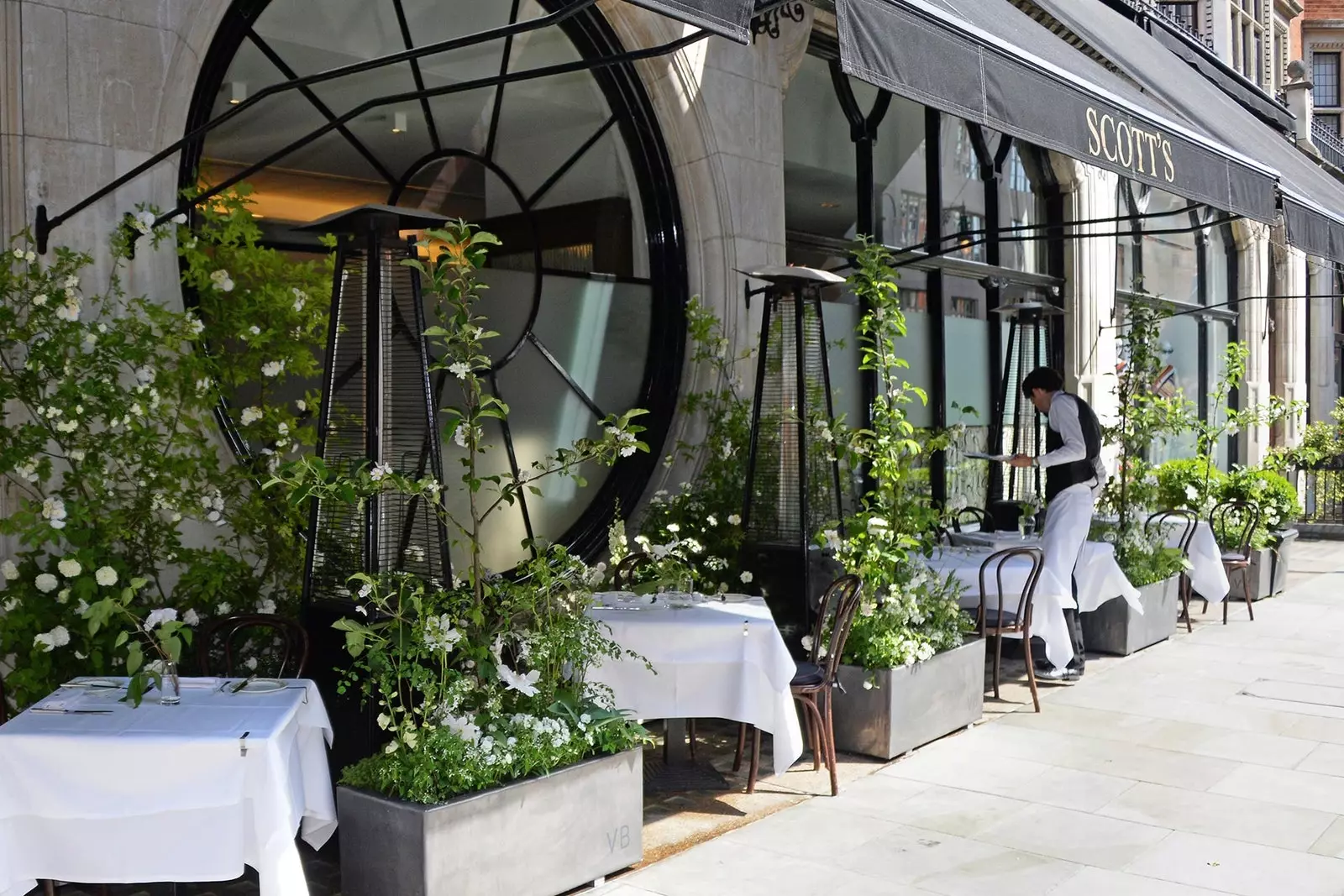 L-aqwa postijiet għall-ikel al fresco f'Londra biex tibbukkja issa