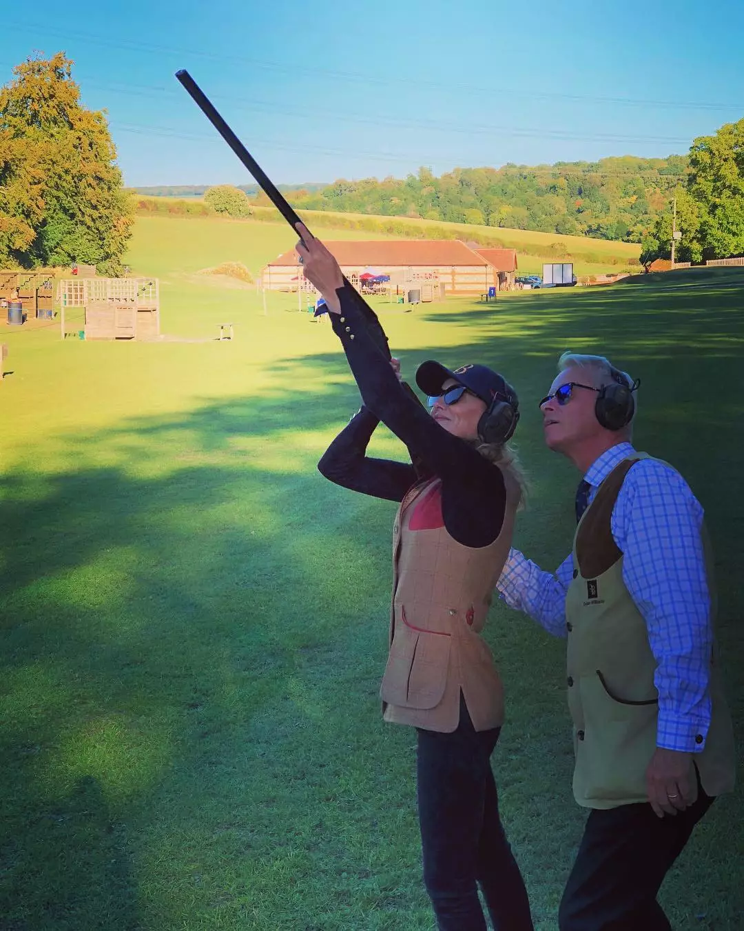 Annika Purdey diajar némbak di Royal Berkshire Shooting School sareng instruktur Dylan Williams. Shooting nganggo ...