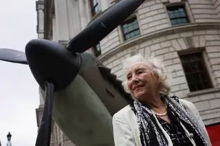 Dame Wera Lynn, Angliýa söweşiniň 2010-njy ýyllygynyň 70 ýyllygynda Spitfire-iň nusgasynyň ýanynda peýda bolýar