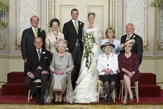 Ihr offizielles Hochzeits-Gruppenporträt wurde im Frogmore House mit der Königin, Prinz Philip, Prinzessin Anne und Kapitän aufgenommen ...
