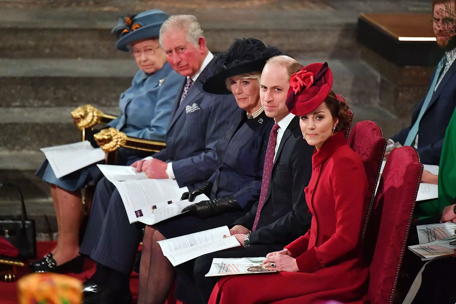 La regina, il principe Carlo, la duchessa di Cornovaglia e il duca e la duchessa di Cambridge