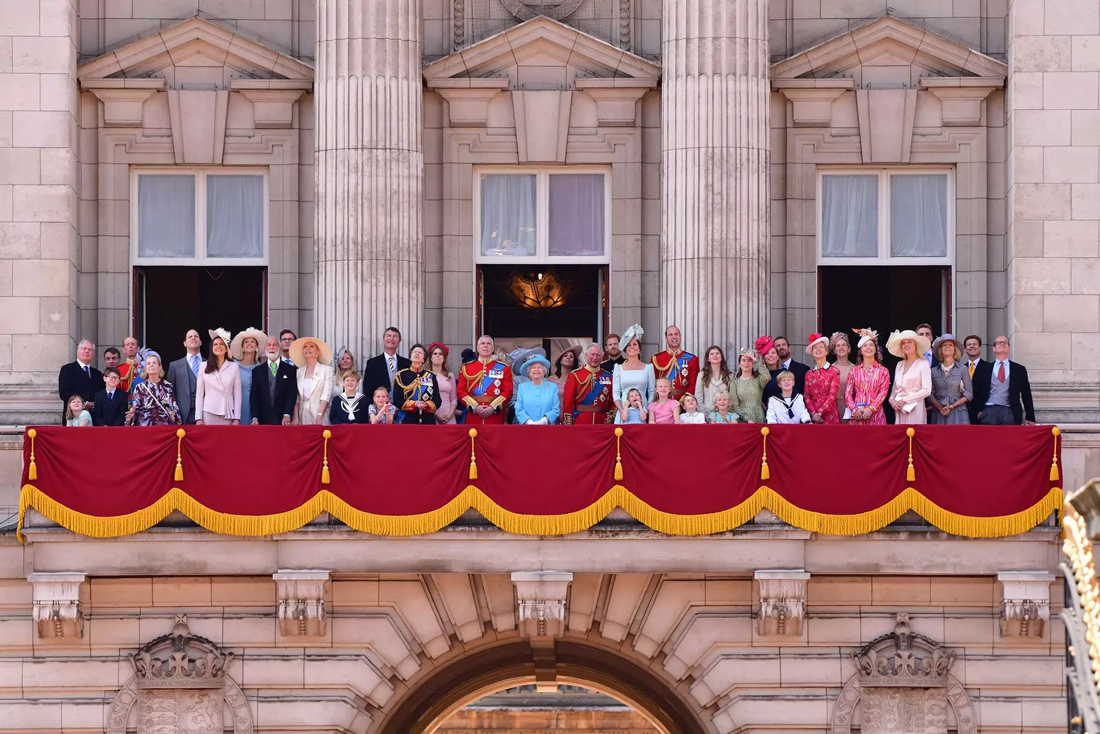 Rodzina królewska razem na balkonie Pałacu Buckingham podczas uroczystości w 2018 roku