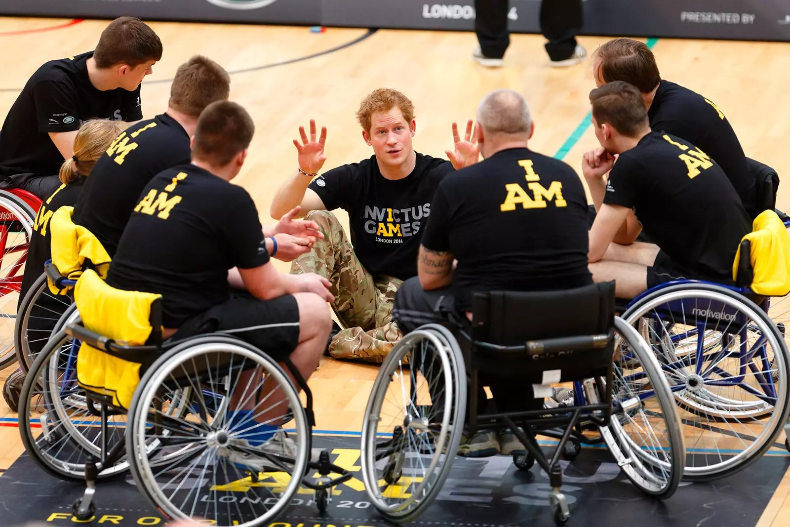 Princas Harry kalbasi su vežimėliuose sėdinčiais krepšininkais per „Invictus Games“ startą Londone 2014 m