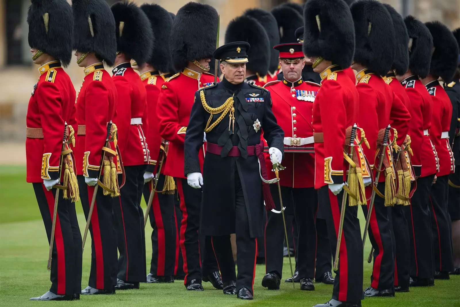 Prins Andrew inspecteert tijdens een parade door de Grenadier Guards in Windsor Castle 2019