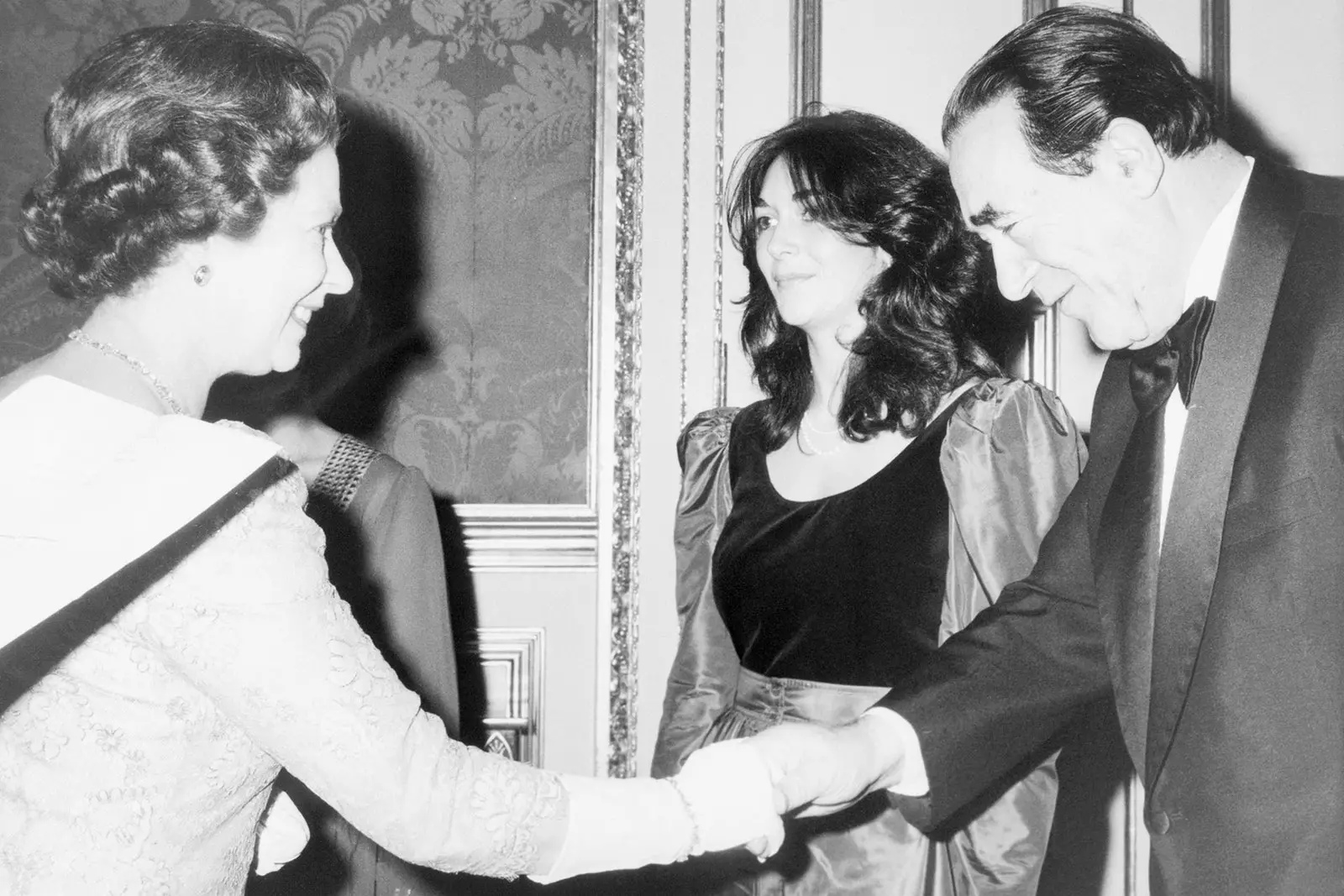 Die koningin ontmoet Ghislaine en Robert Maxwell