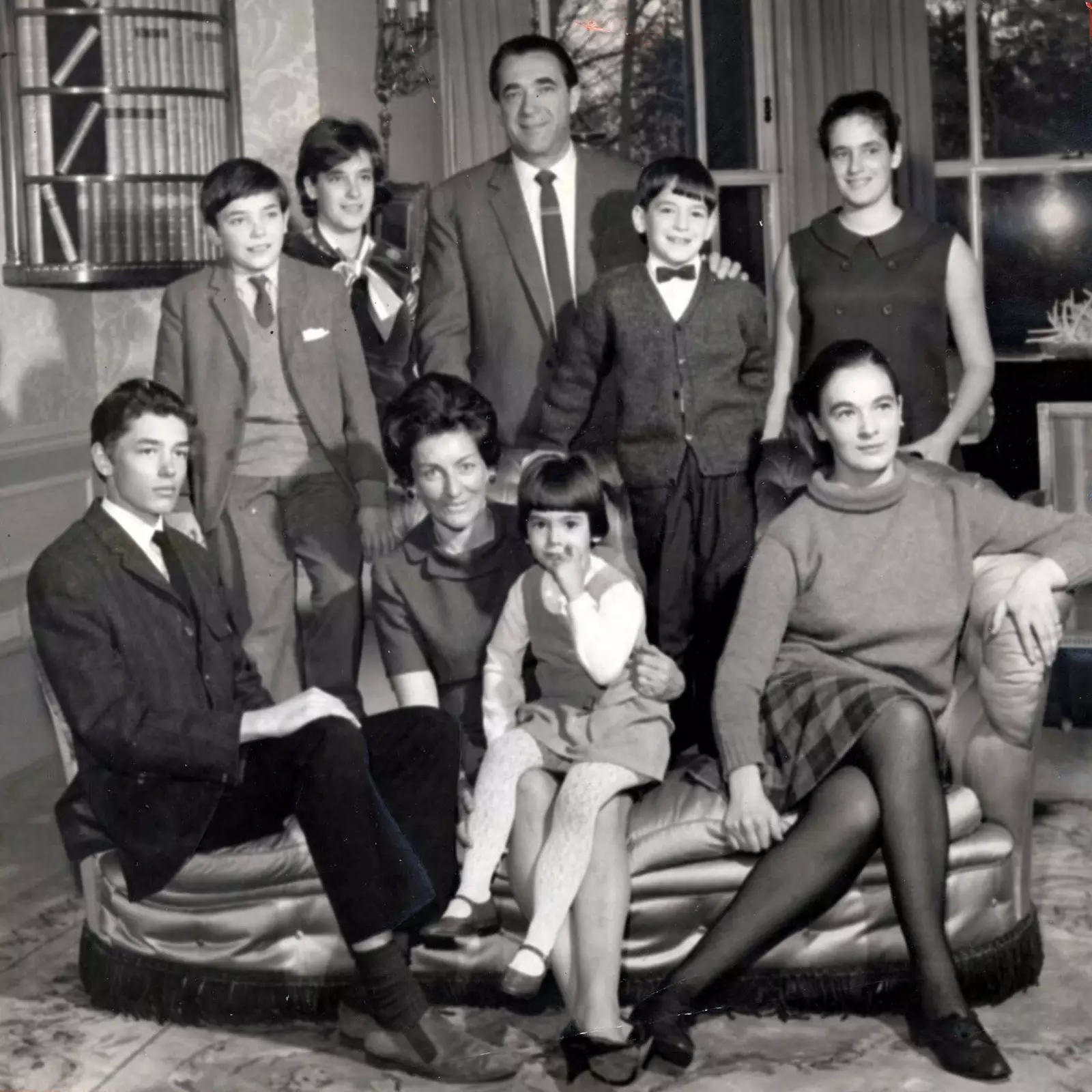 Die Familie Maxwell in der Headington Hill Hall im Jahr 1967. Robert Maxwell ist in der Mitte der hinteren Reihe und Ghislaine sitzt auf ihrem...