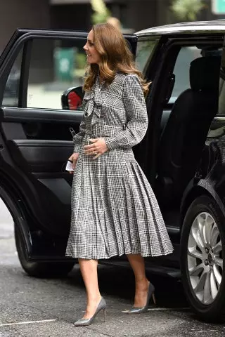 Mahadum University London 5 Ọktoba Duchess nke Cambridge yi uwe ebipụta houndstooth mara mma site na Zara ruo...