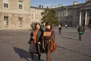 Trinity College Dublin Irelands มหาวิทยาลัยที่มีชื่อเสียง 428 ปีเป็นฉากหลังของฉากในคนปกติมากมาย....