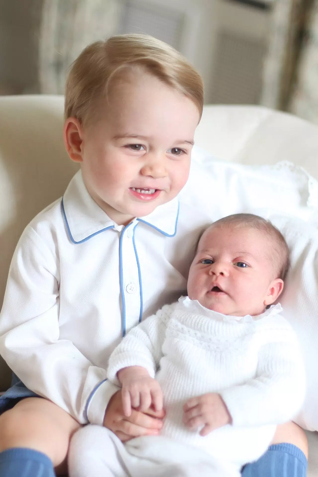 Charlotte printzesa errege haurtxoaren albisteak errege haurtxoaren jaiotza Lindo Wing Cambridgeko dukesa Prince George Royal haurtxoaren albisteak