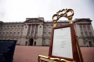 Die geboorte word buite Buckingham-paleis aangekondig