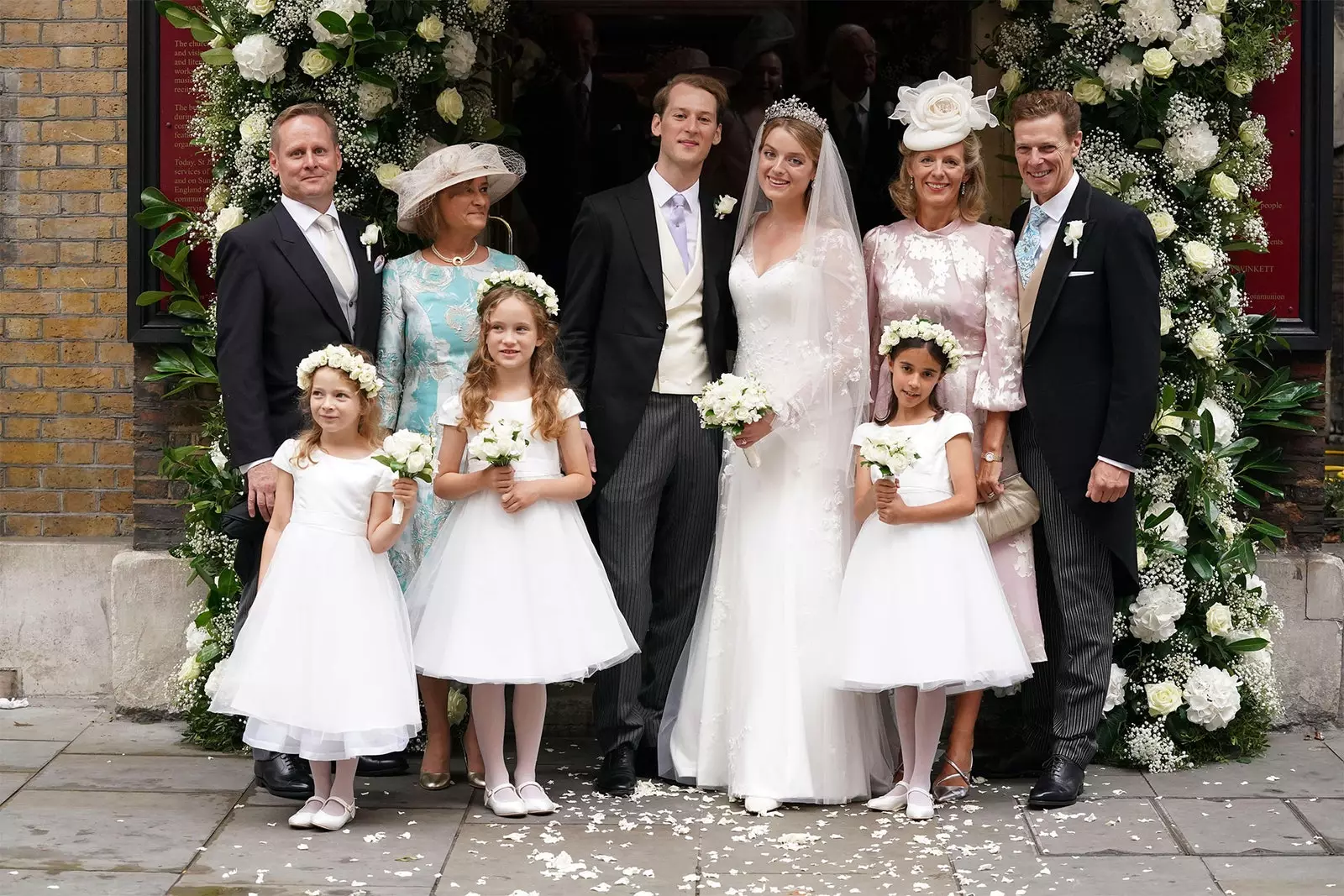 Flora Ogilvy et Timothy Vesterberg avec leurs familles et demoiselles d'honneur