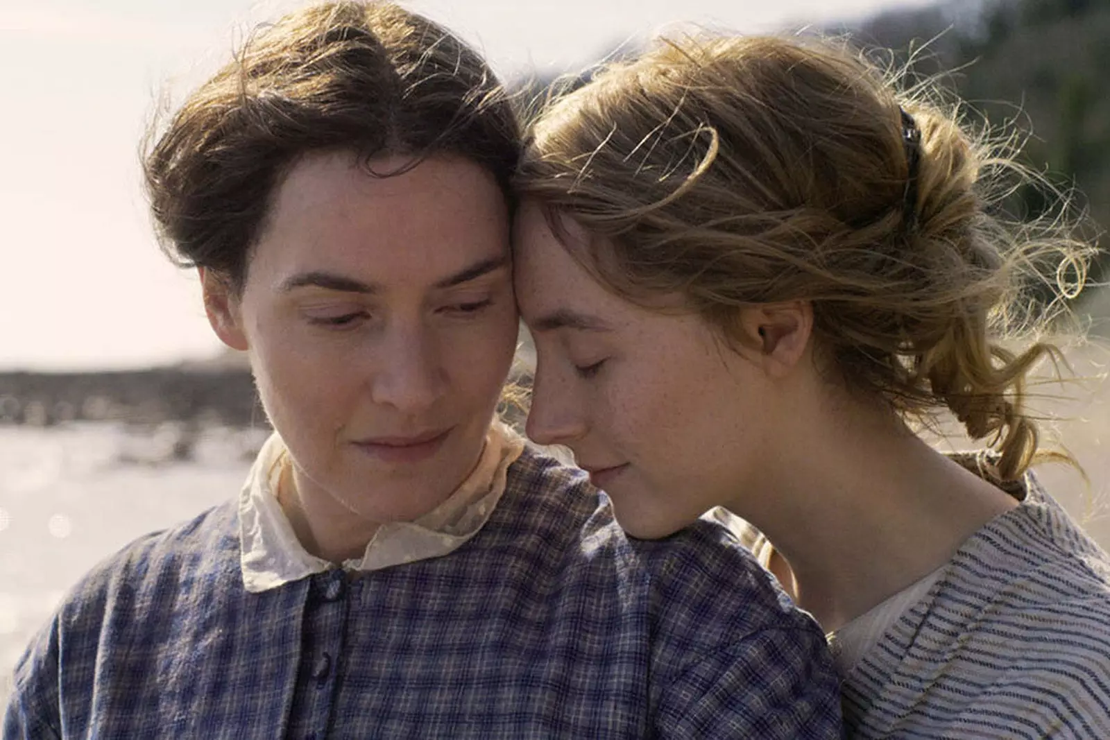 Kate Winslet nei panni di Mary Anning e Saoirse Ronan nei panni di Charlotte Murchison