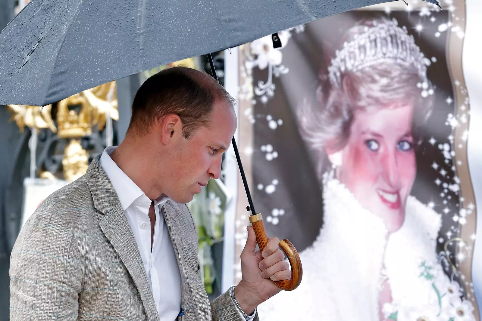 Prinssi William yllättää prinsessa Dianan syntymäpäivän toivottajat Kensingtonin palatsin ulkopuolella